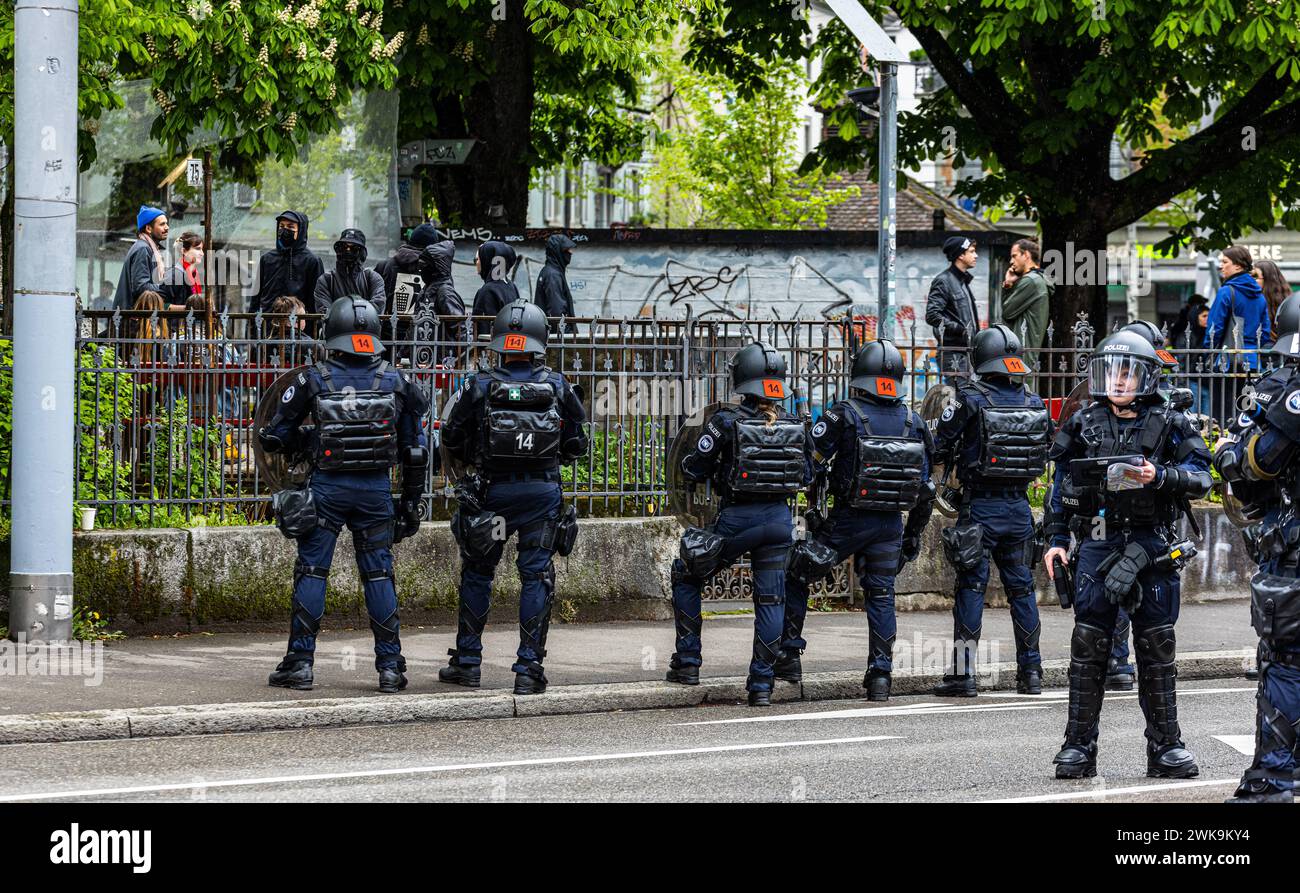 Die Zürcher Stadtpolizei hat das Kanzleiareal umstellt. Darin der ...