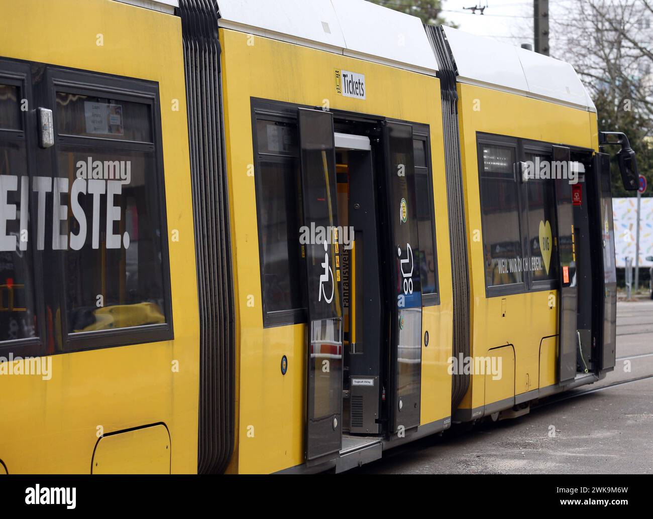 BVG Straßenbahn Berlin 26.01.2024:Starßenbahn an der Lanndsberger Allee ...