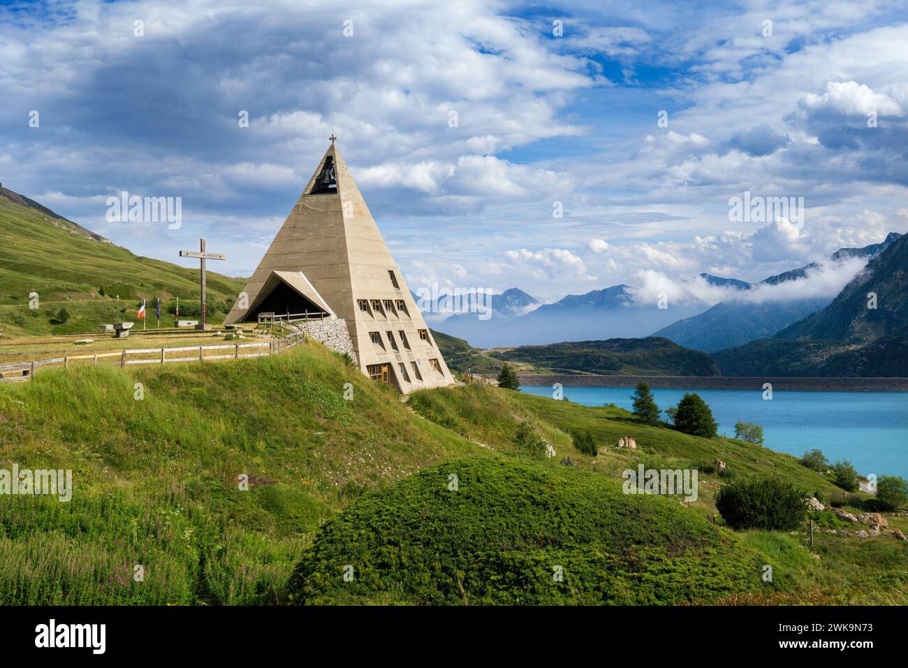 Modern pyramid hi-res stock photography and images - Alamy
