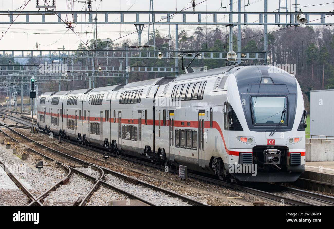 Ein DB Intercity ist von Zürich nach Singen unterwegs. Es ist ein ...