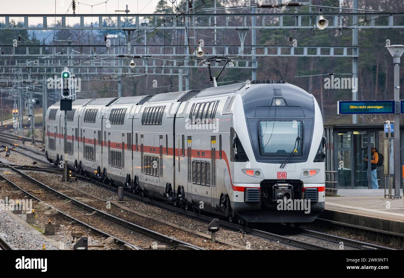 Ein DB Intercity ist von Zürich nach Singen unterwegs. Es ist ein ...