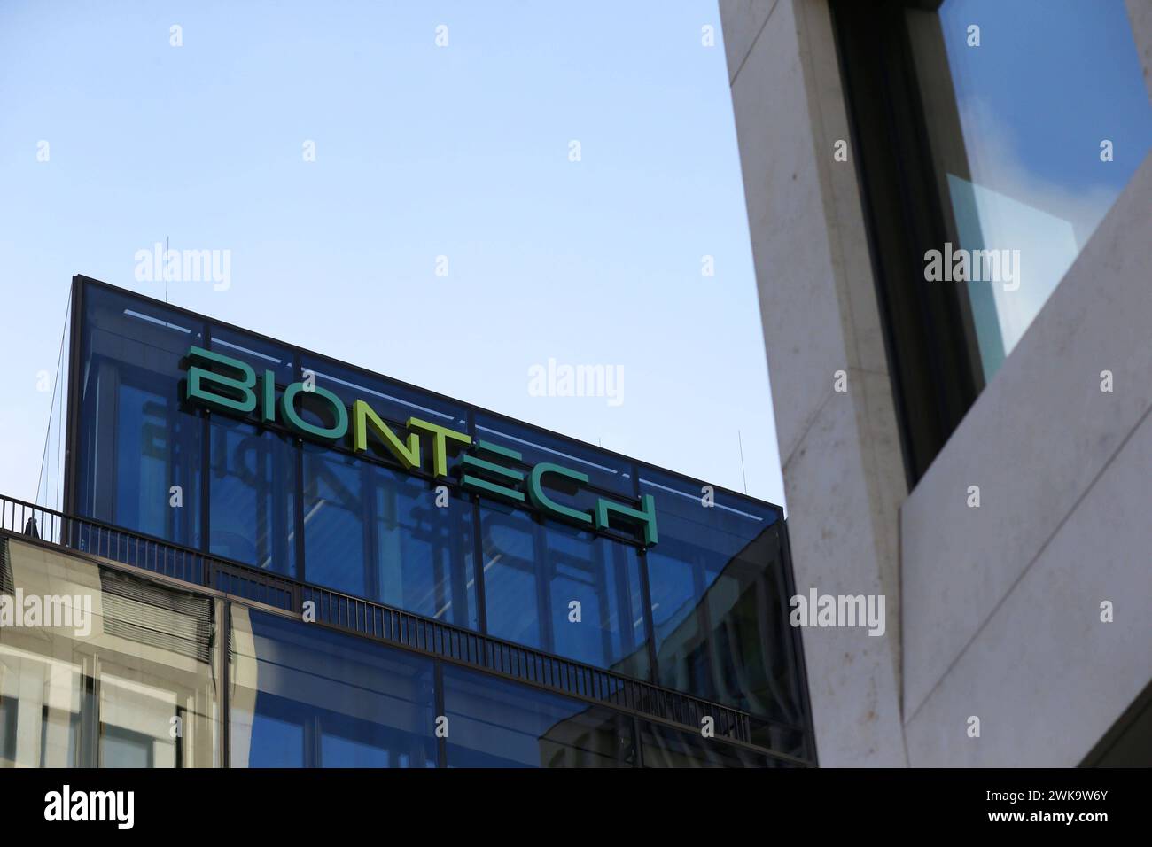 BioNTech Berlin 29.12.2023: BioNTech Firmenschild an einem ...