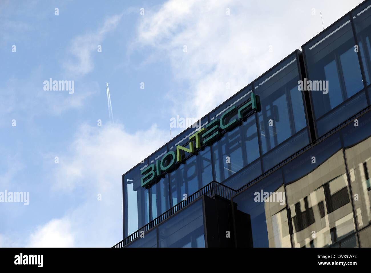 BioNTech Berlin 29.12.2023: BioNTech Firmenschild an einem ...