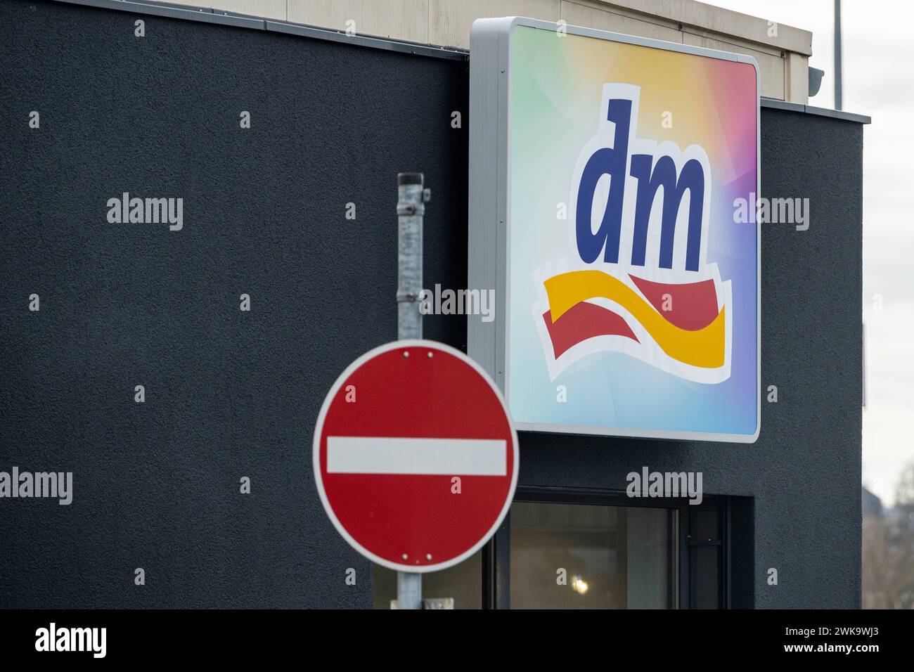 DM-Drogeriemarkt Logo an Ladenfassade mit Einbahnstraßenschild 19.02.24 ...