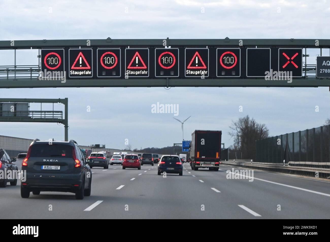 Autobahn - Beschilderung. Tempolimit bei 100 km h, Staugefahr bzw ...