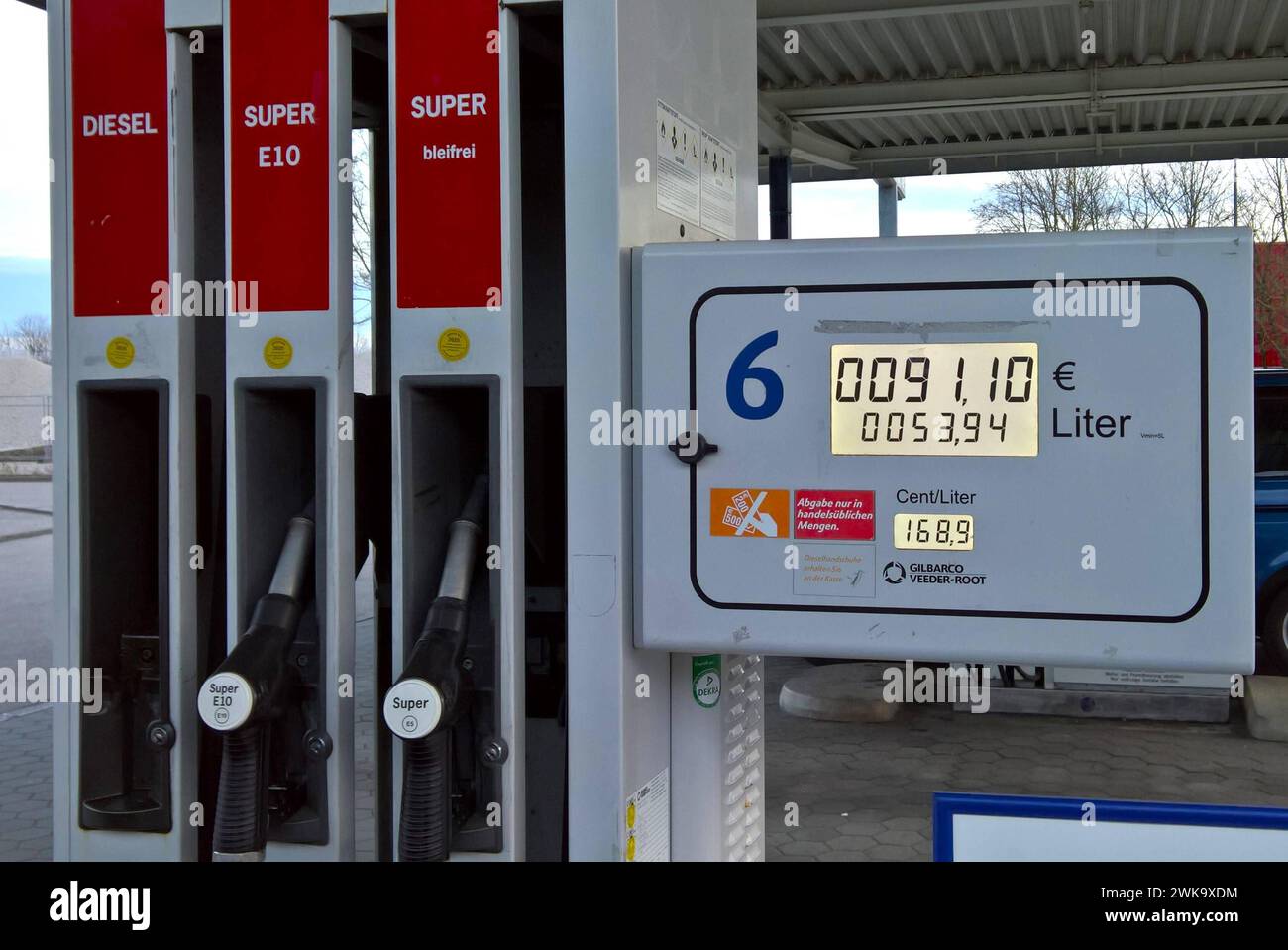 SB Tankstelle bzw Freie Tankstelle, Diesel tanken an einer Zapfsäule ...