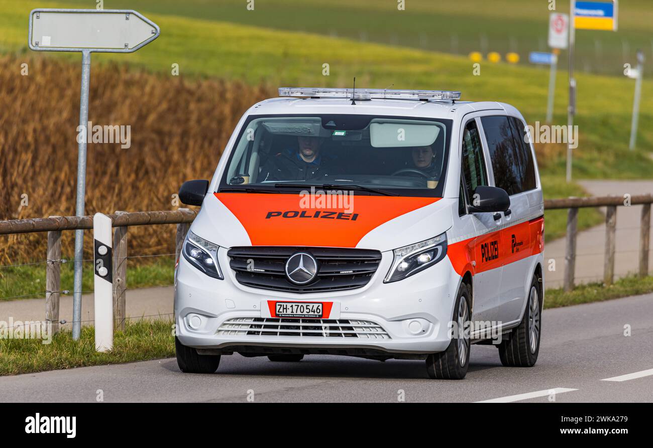 Ein Dienstfahrzeug der Kantonspolizei Zürich fährt mit zwei Poliziisten ...