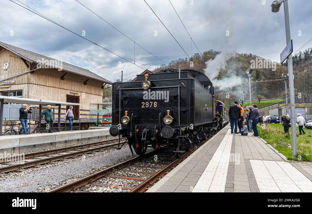 Zahlreiche technikbegeisterte Menschen schauen sich die im Bahnhof ...