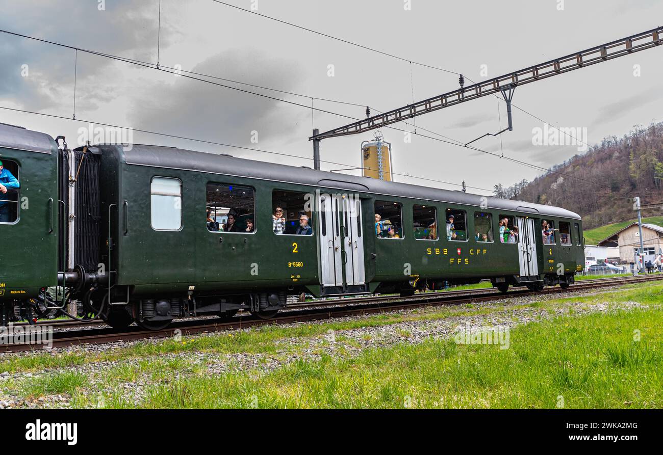 Die Reisenden fahren mit einem Einheitswagen EW 1, welcher zwischen 1956 und 1967 erbaut wurde ...