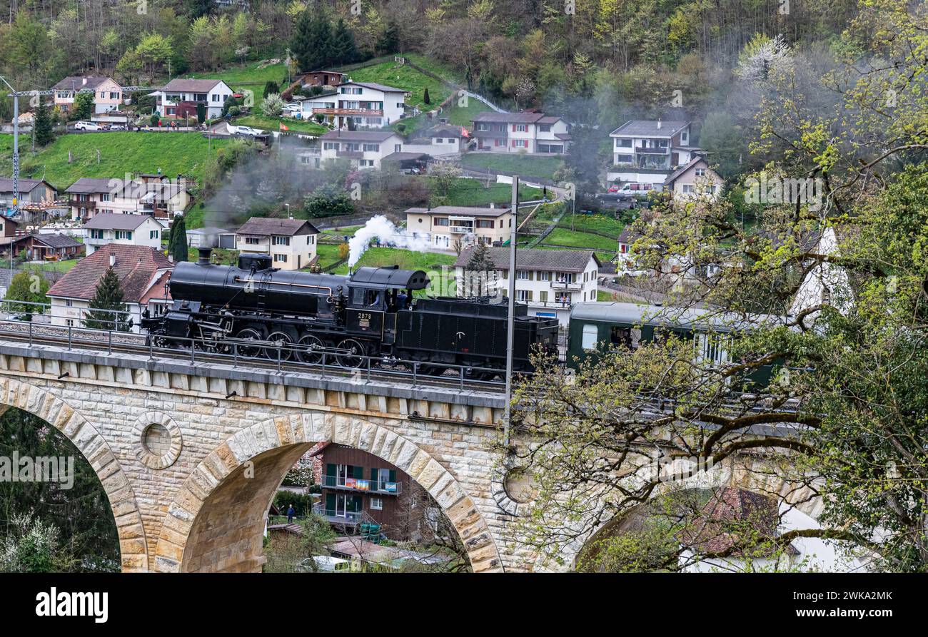 Von Sissach aus kommend, fährt die Dampflokomotive SBB C 5/6 über das ...