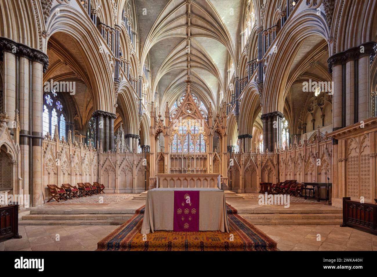 Lincoln Cathedral, Sanctuary, high altar and reredos Stock Photo - Alamy