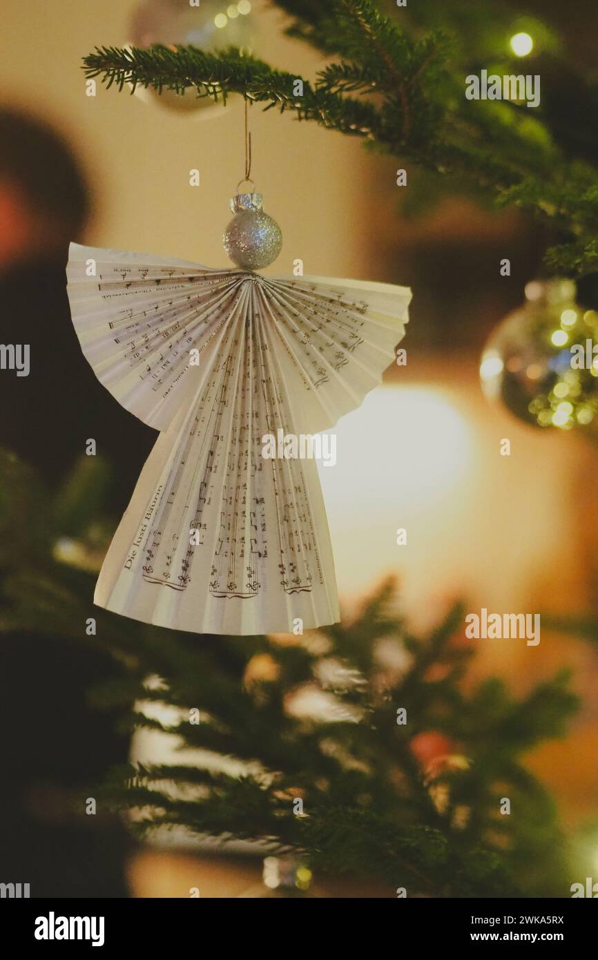 A paper angel hi-res stock photography and images - Alamy