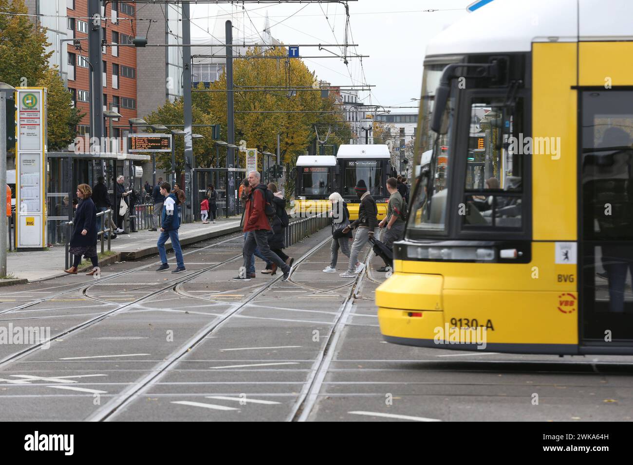 Straßenbahn BVG Berlin 30.10.2023: Straßenbahn an der Kreuzung Landsberger Allee /Petersburger ...