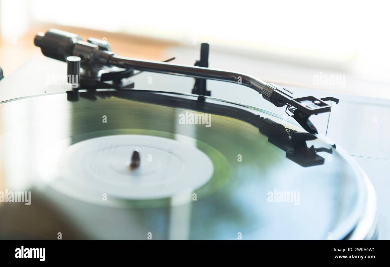 Playing vinyl hi-res stock photography and images - Alamy