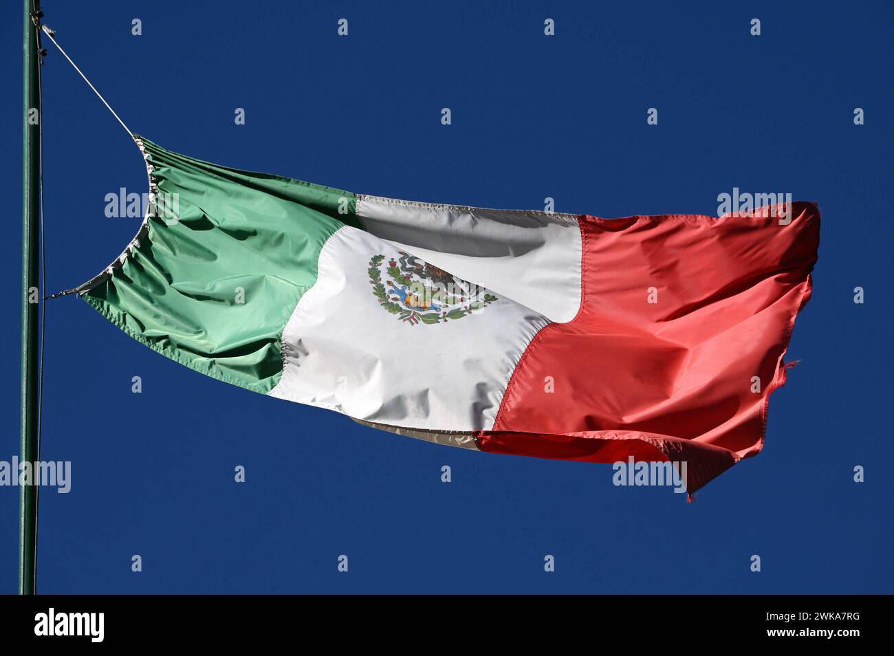 Mexikanische Flagge weht im Wind, Coyoacan, Mexiko Stadt *** Mexican flag waving in the wind ...
