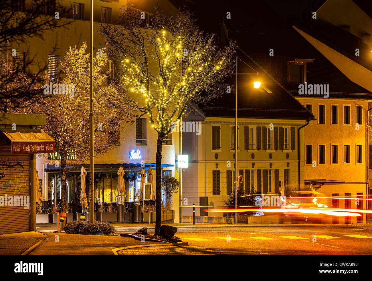 Die Weihnachtsbeleuchtung aus LED-Lichtern bei der Bahnhofstrasse in ...