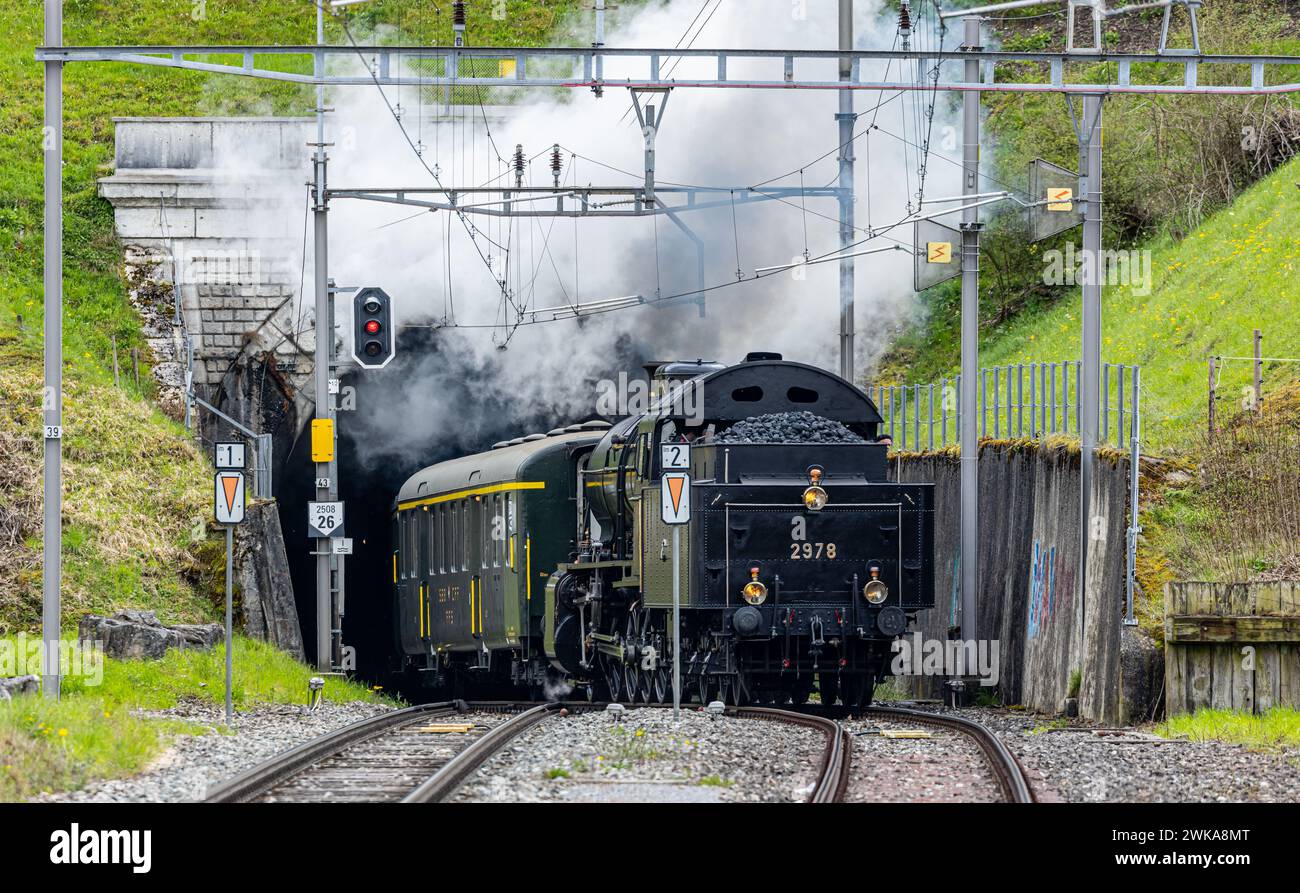 Bahnhof in der landschaft hi-res stock photography and images - Alamy