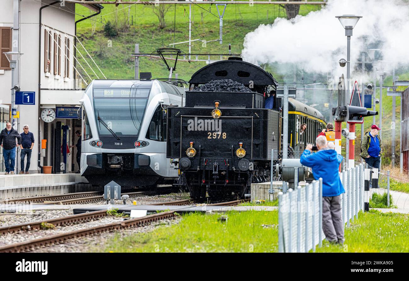 Die Dampflokomtive SBB c 5/6 fährt vom Bahnhof Läufelingen heraus ...