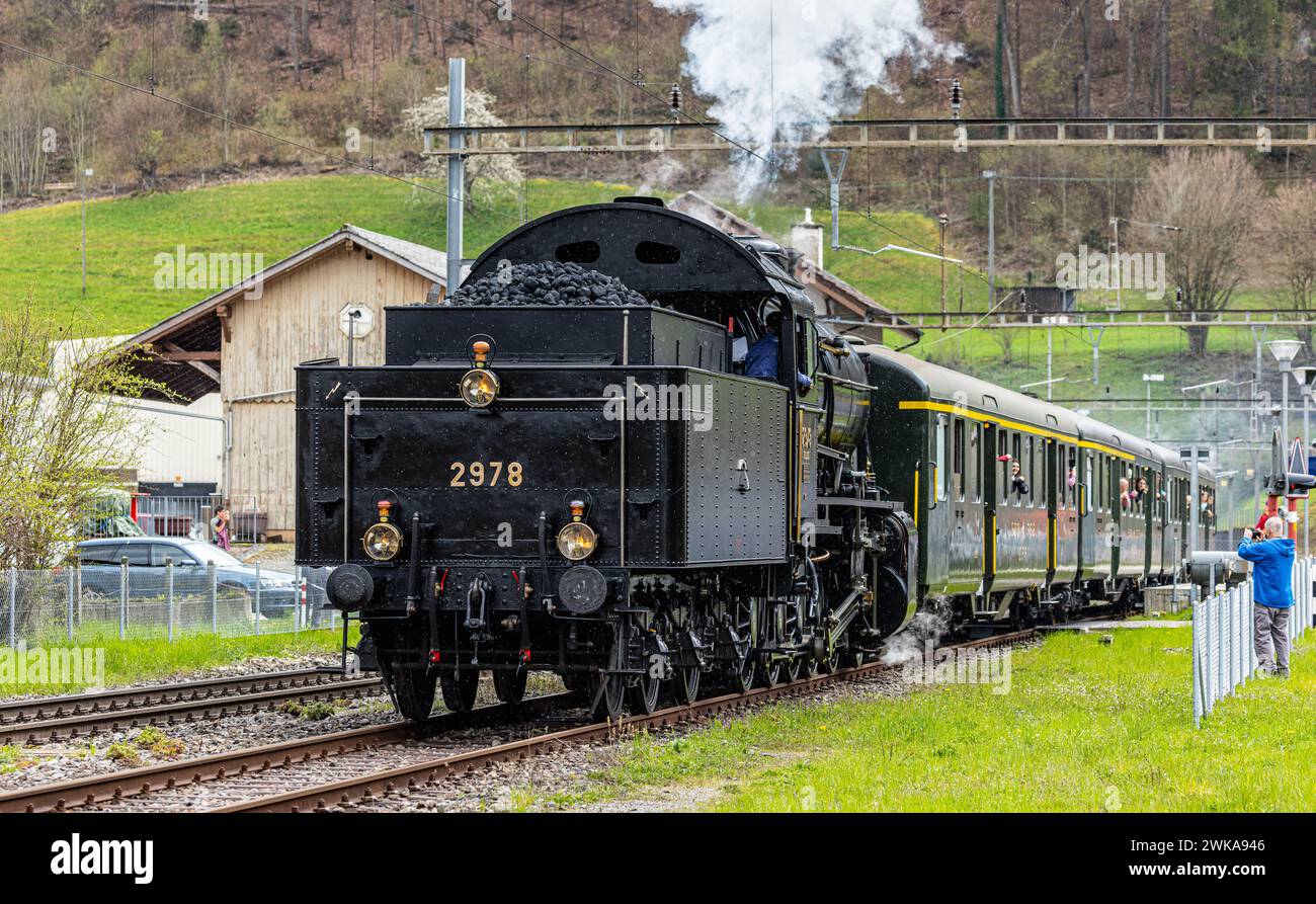 Die Dampflokomtive SBB c 5/6 fährt vom Bahnhof Läufelingen heraus ...