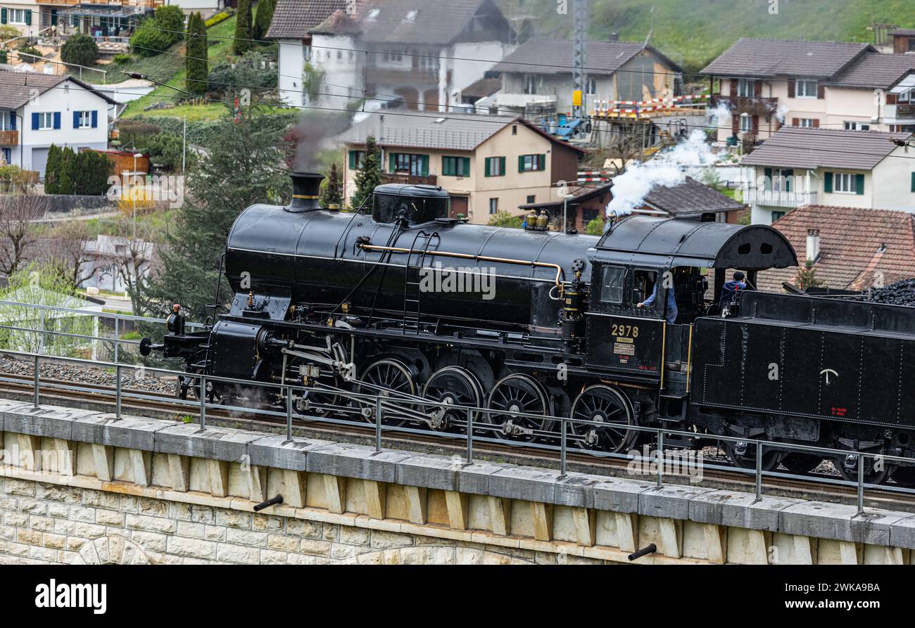 Von Sissach aus kommend, fährt die Dampflokomotive SBB C 5/6 über das ...