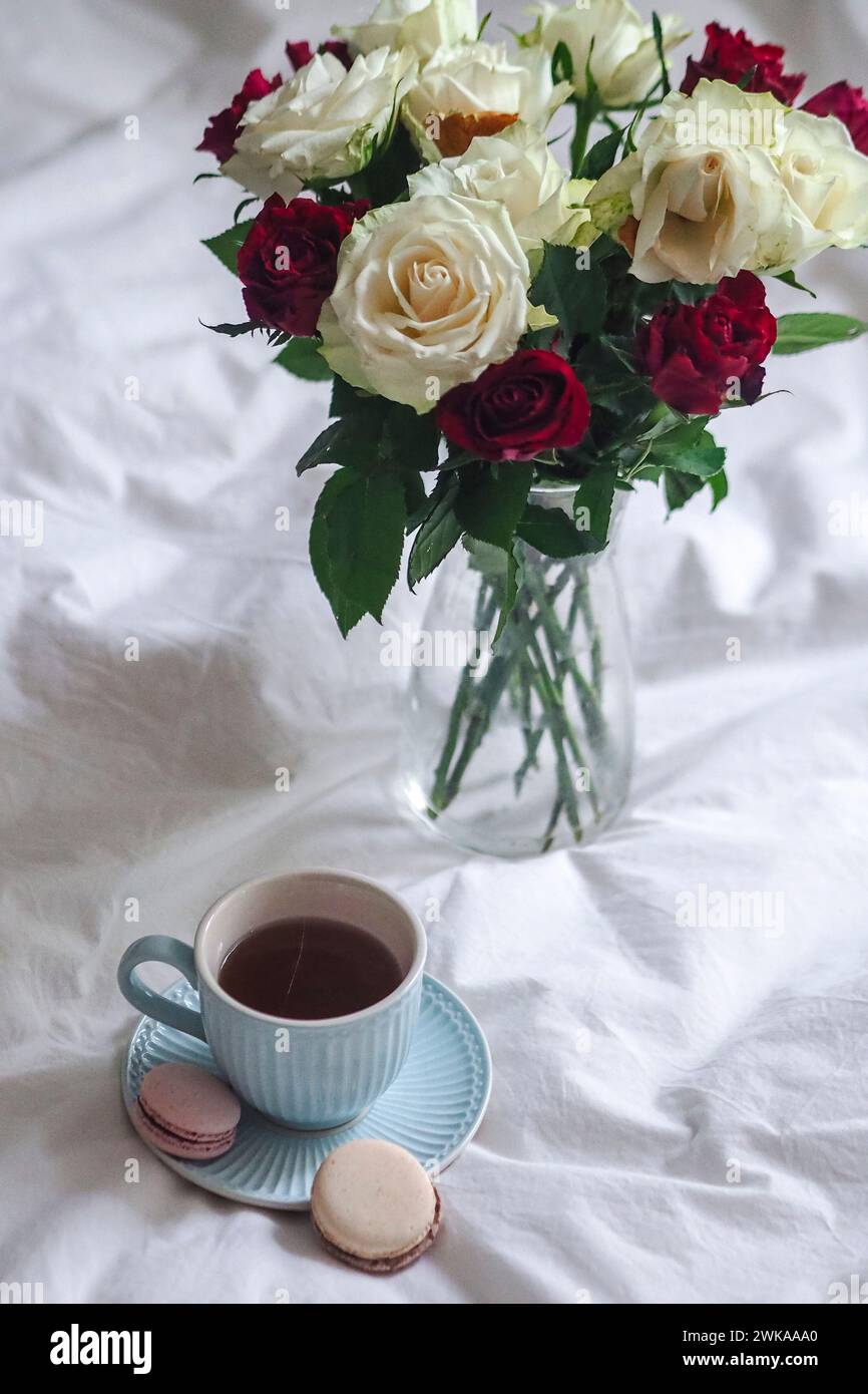 Pink roses in white china vase hi-res stock photography and images - Alamy