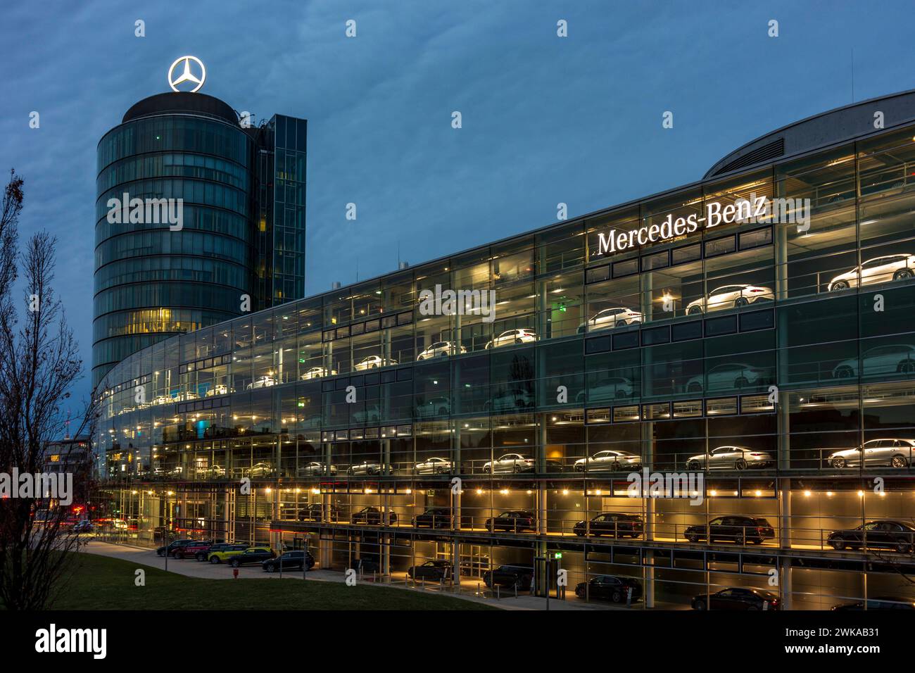 Mercedes-Benz Munich branch building, lit cars München, Munich ...
