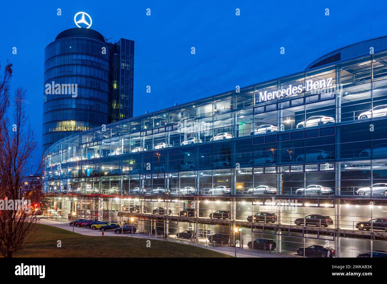 Mercedes-Benz Munich branch building, lit cars München, Munich ...