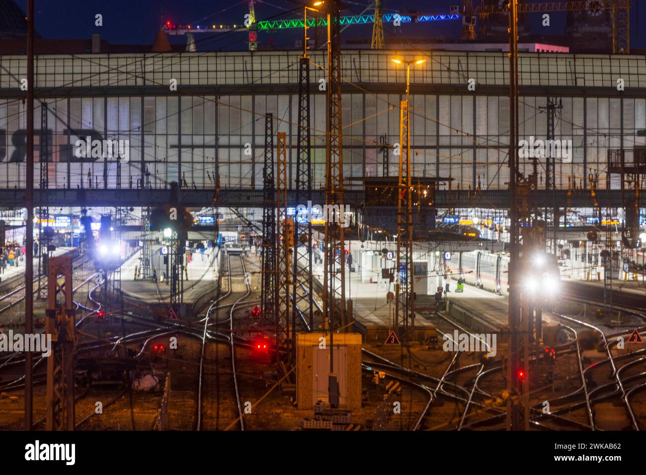 railway station München Hauptbahnhof Munich Central Station, trains ...