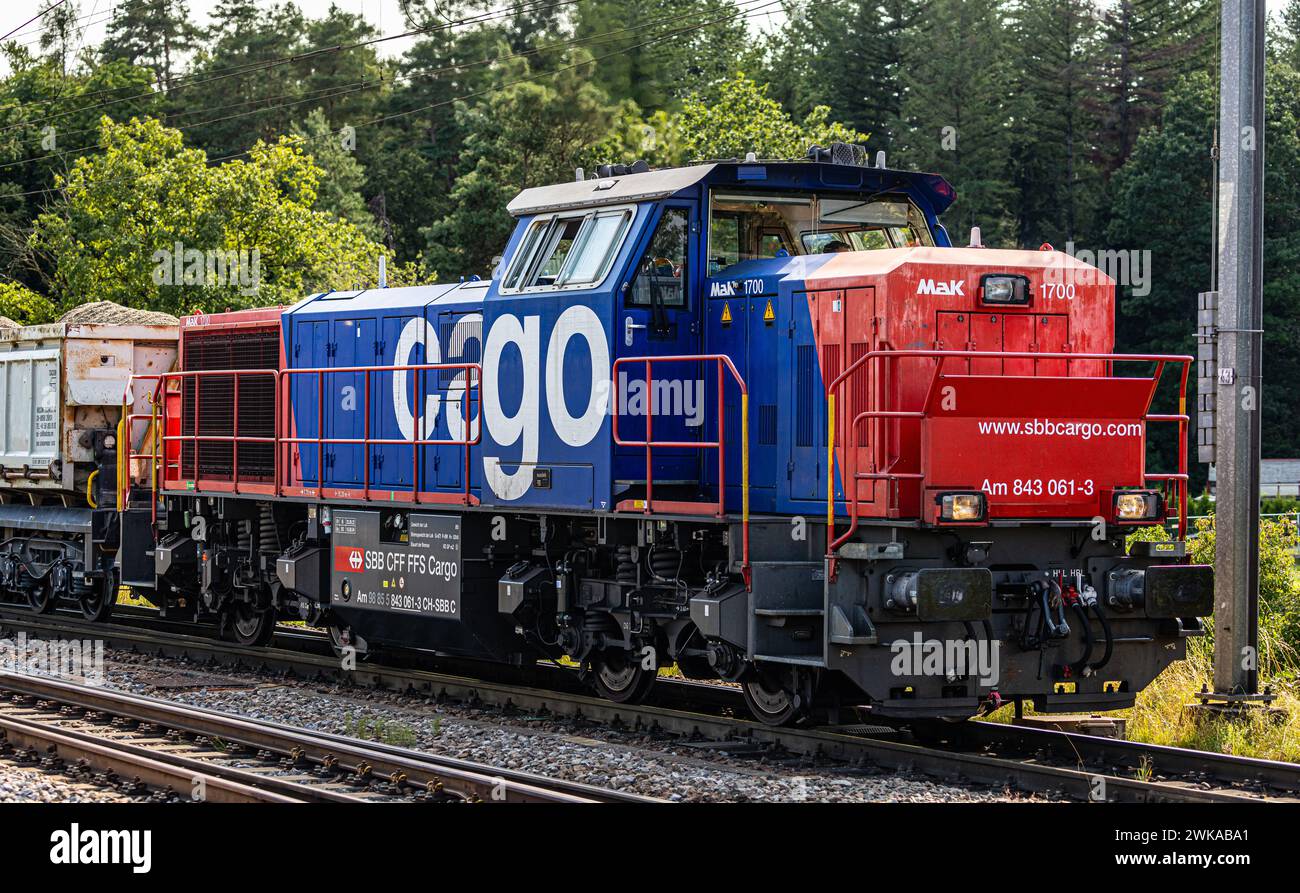 Eine SBB Am 843 dieselhydraulische Lokomotive zieht im Zürcher Bahnhof ...