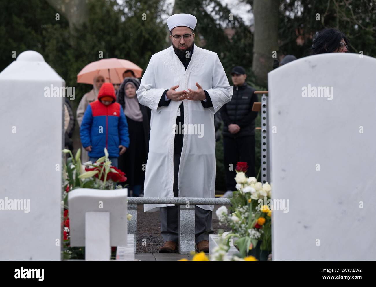 Hanau, Germany. 19th Feb, 2024. Imam Macit Bozkurt prays at the graves ...