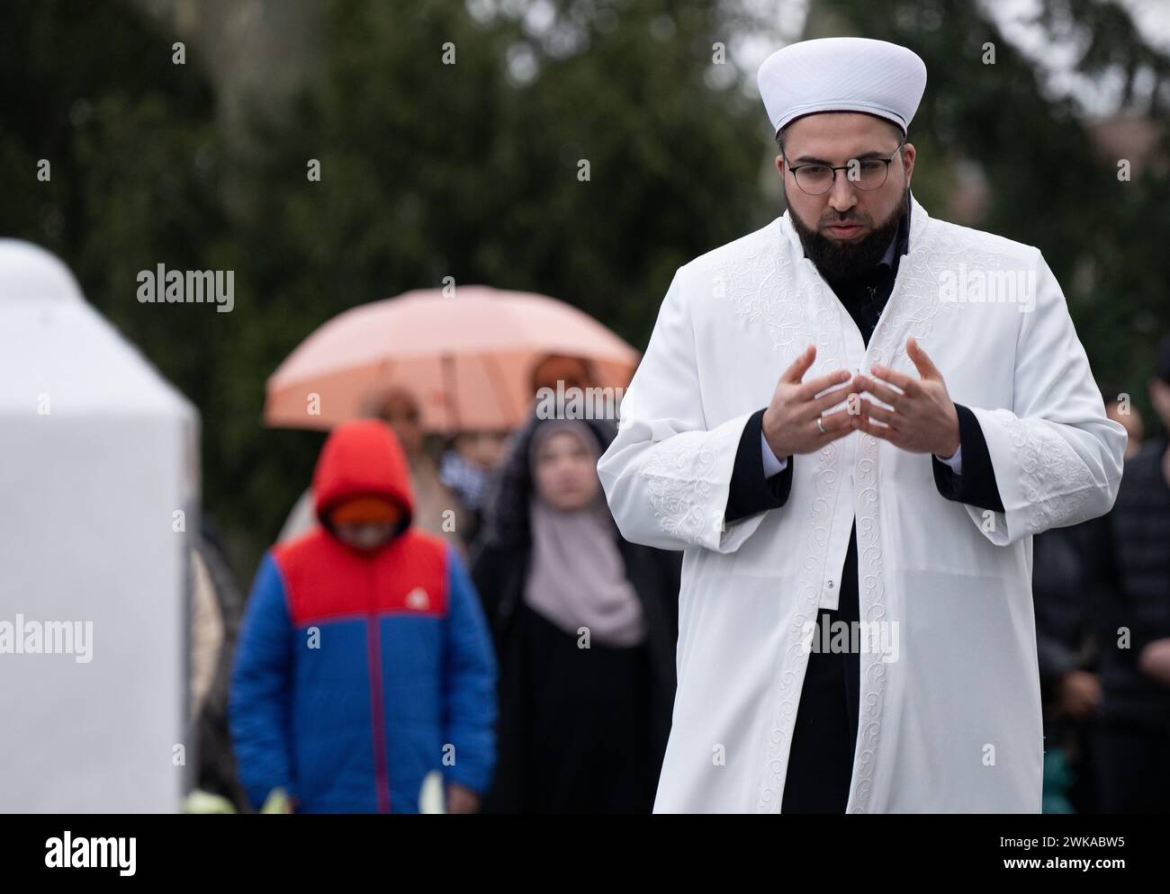 Hanau, Germany. 19th Feb, 2024. Imam Macit Bozkurt prays at the graves ...