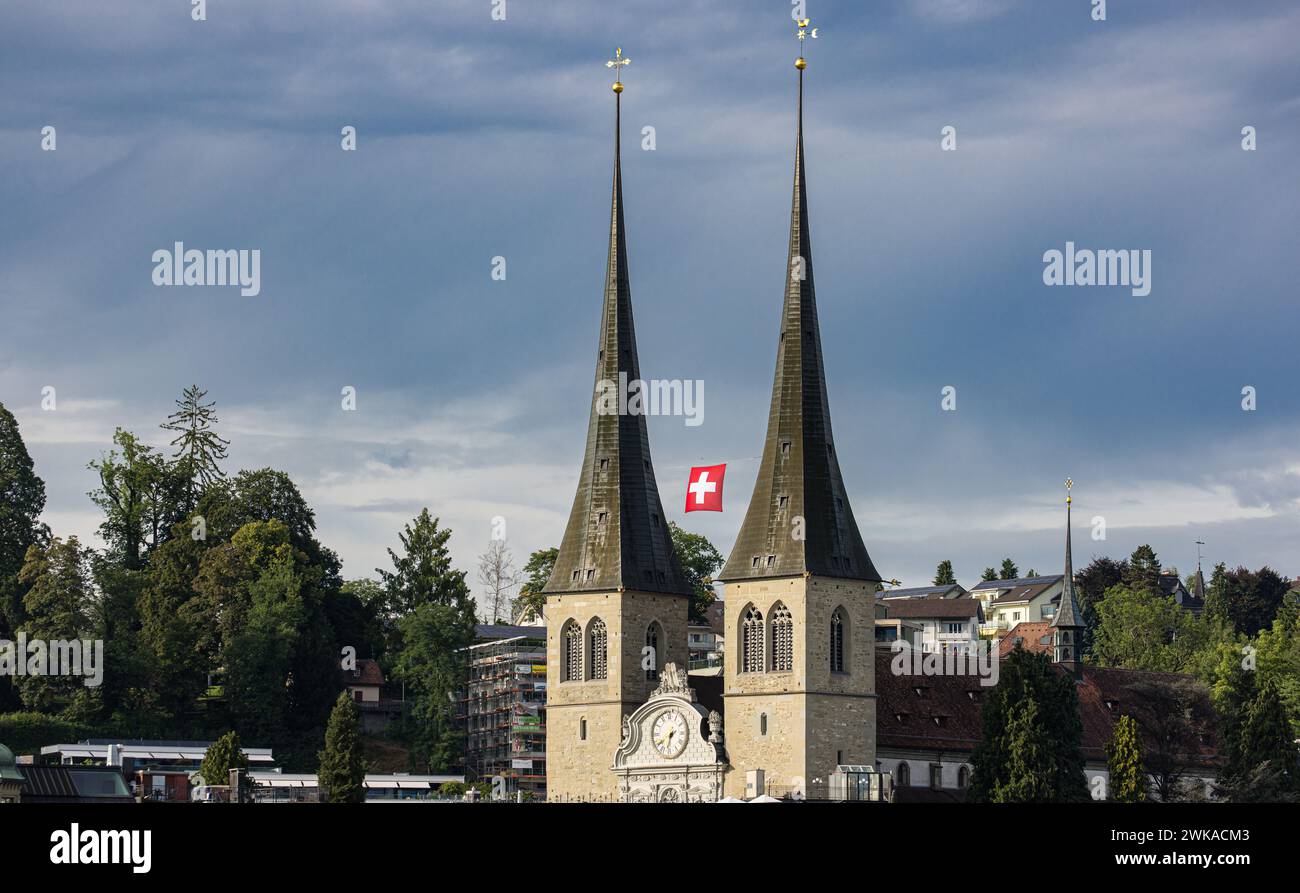 Das Wahrzeichen der Stadt Luzern die römisch-katholiische Hofkirche St ...