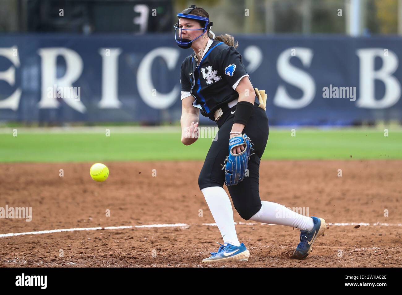 Kentucky pitcher Stephanie Schoonover (23) pitches the ball against ...