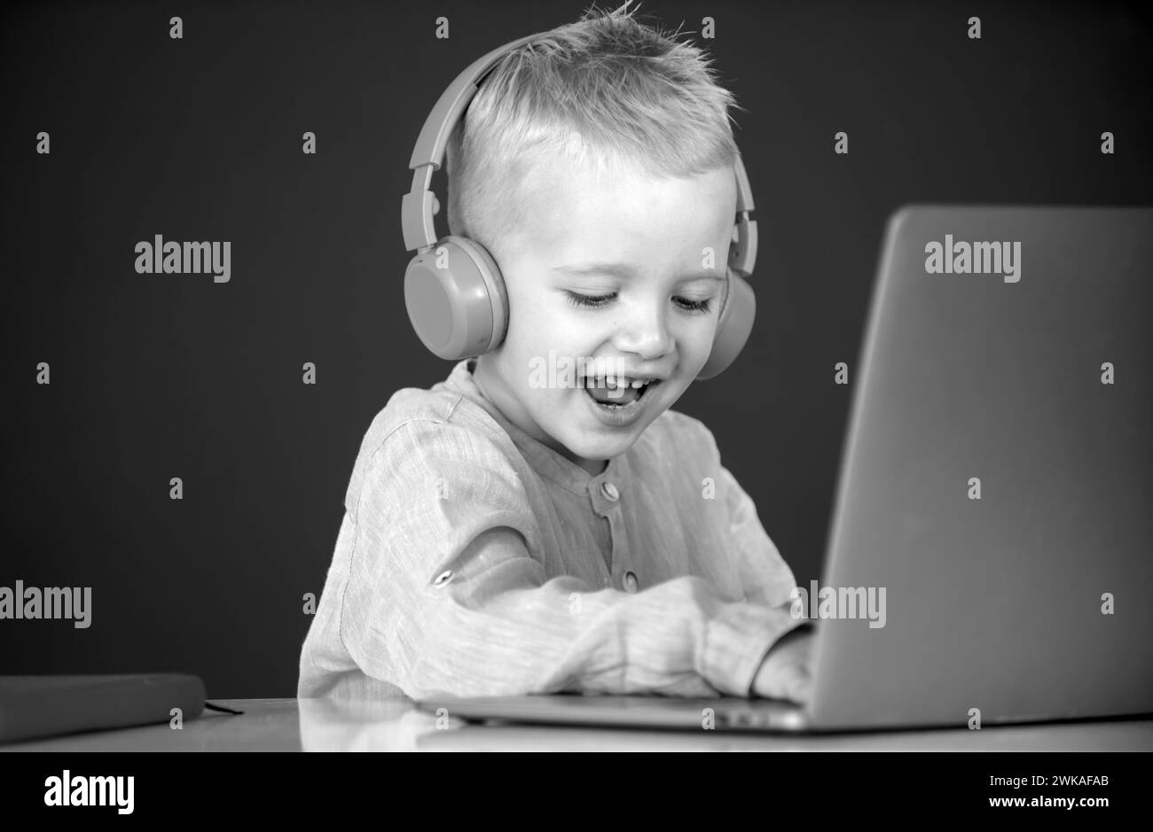 Children using technology Black and White Stock Photos & Images - Alamy