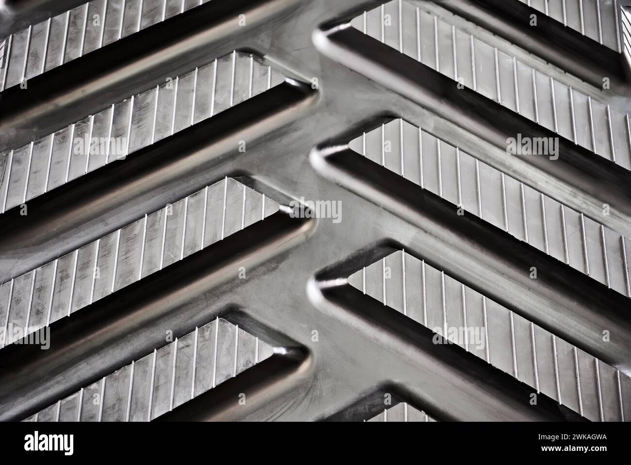 Continuous track hi-res stock photography and images - Alamy