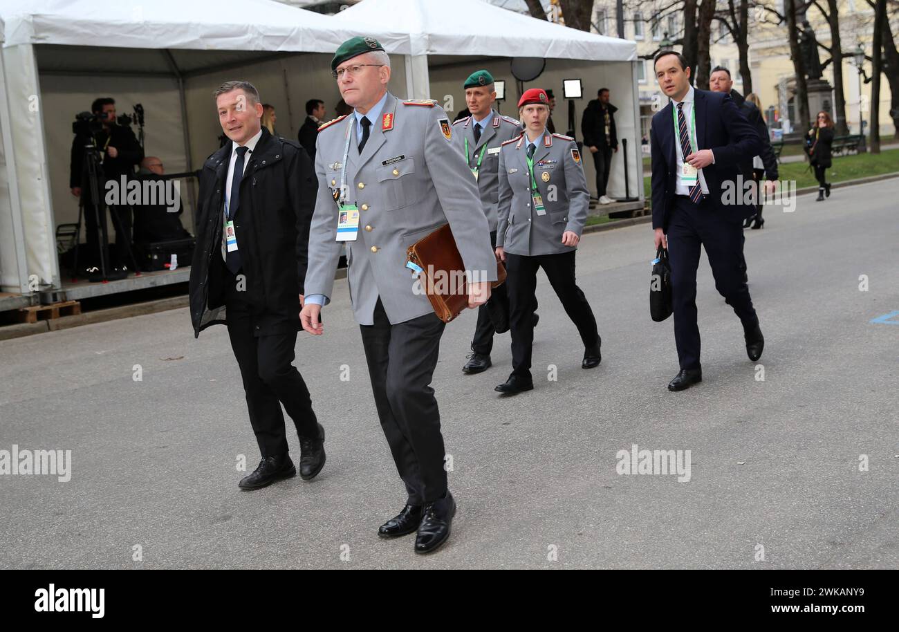 Generalleutnant Andre Bodemann vorne, mit Tasche ist Befehlshaber des ...