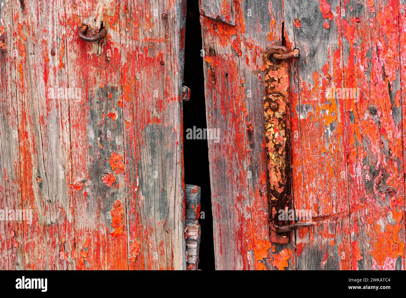 Peeling red paint on the door of an abandoned barn Stock Photo - Alamy
