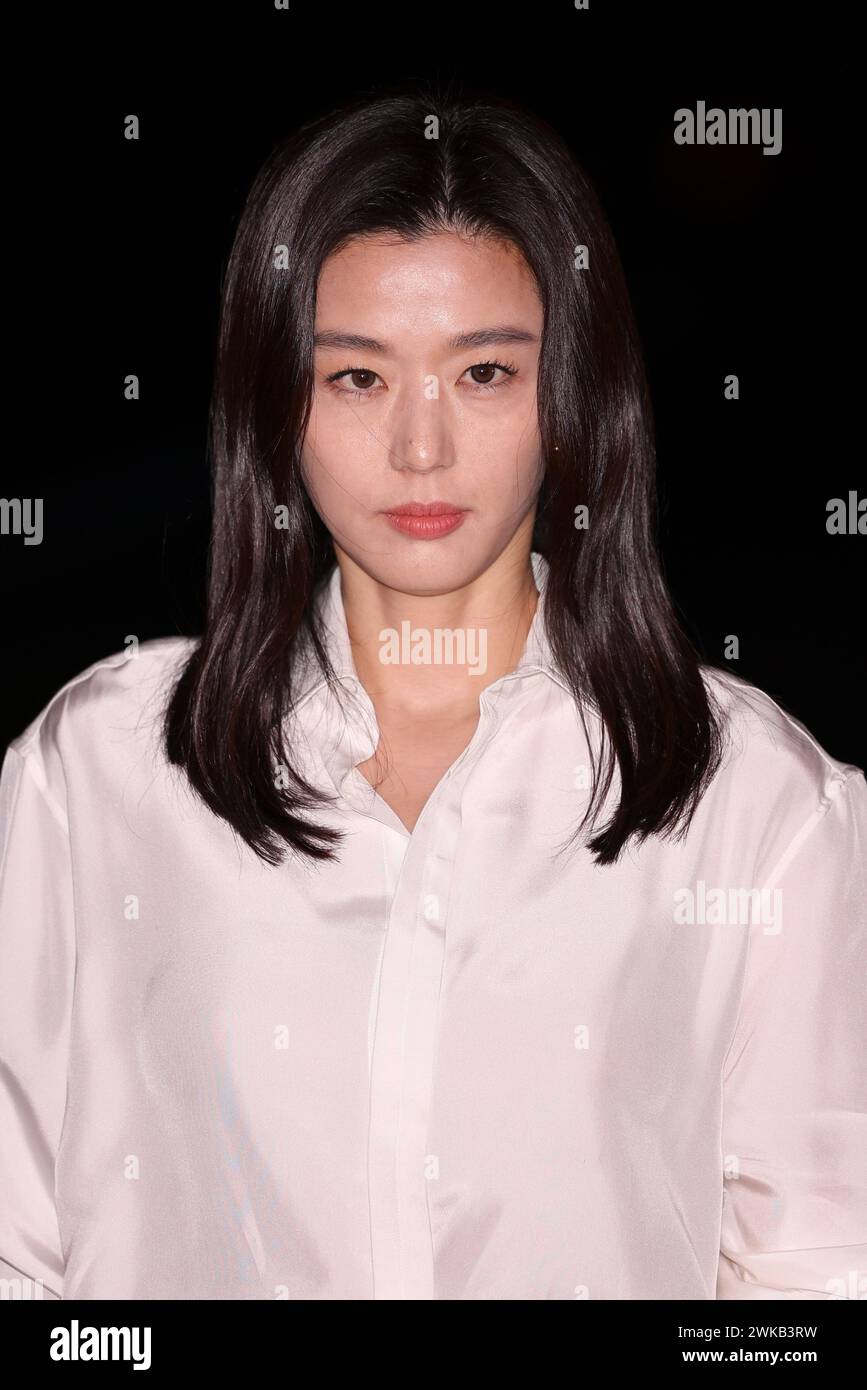 Jun Ji-hyun poses for photographers upon arrival at the Burberry Winter ...