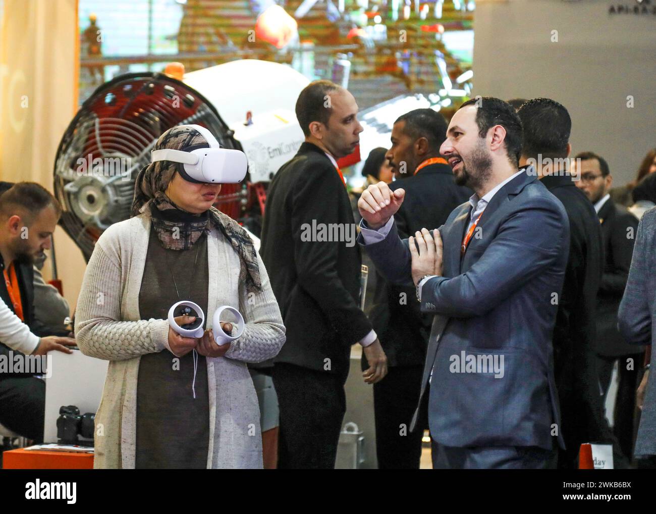 Woman in vr headset show hi-res stock photography and images - Alamy