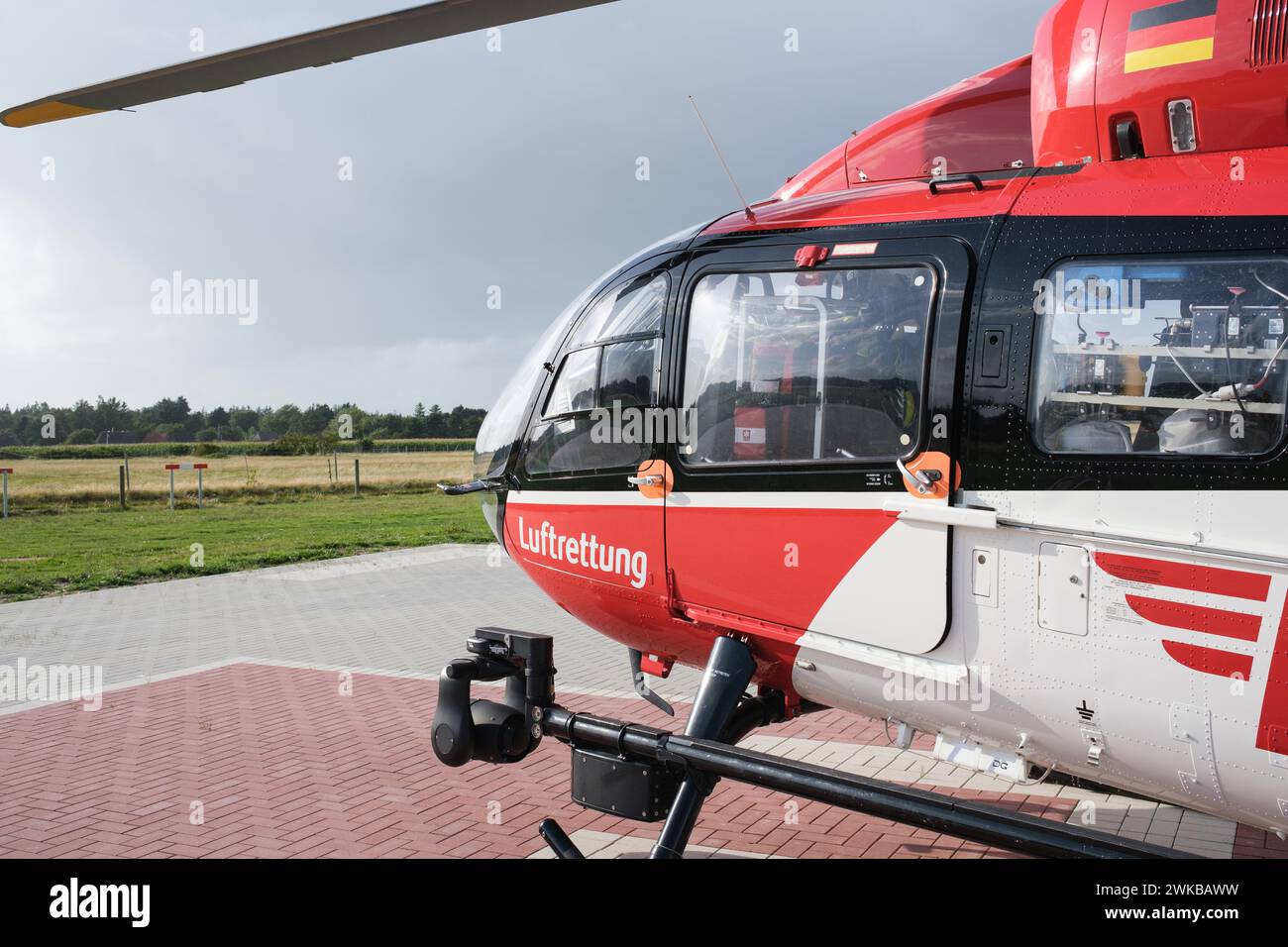 Rescue helicopter in action, Rettungshubschrauber und Notarzt im Einsatz auf der Insel Amrum ...