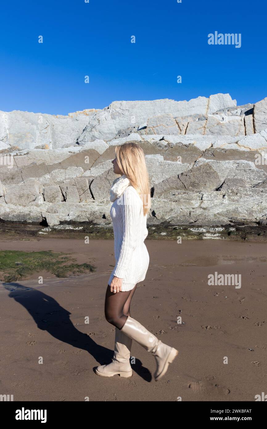 Pretty female model walking rocks hi-res stock photography and images ...