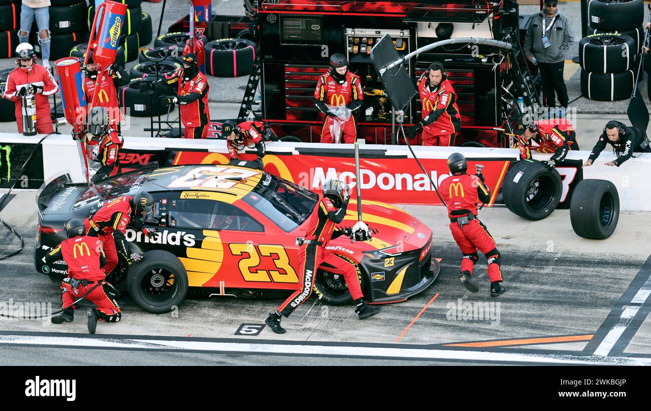Bubba Wallace's pit crew changes tires and adds fuel to his car during ...