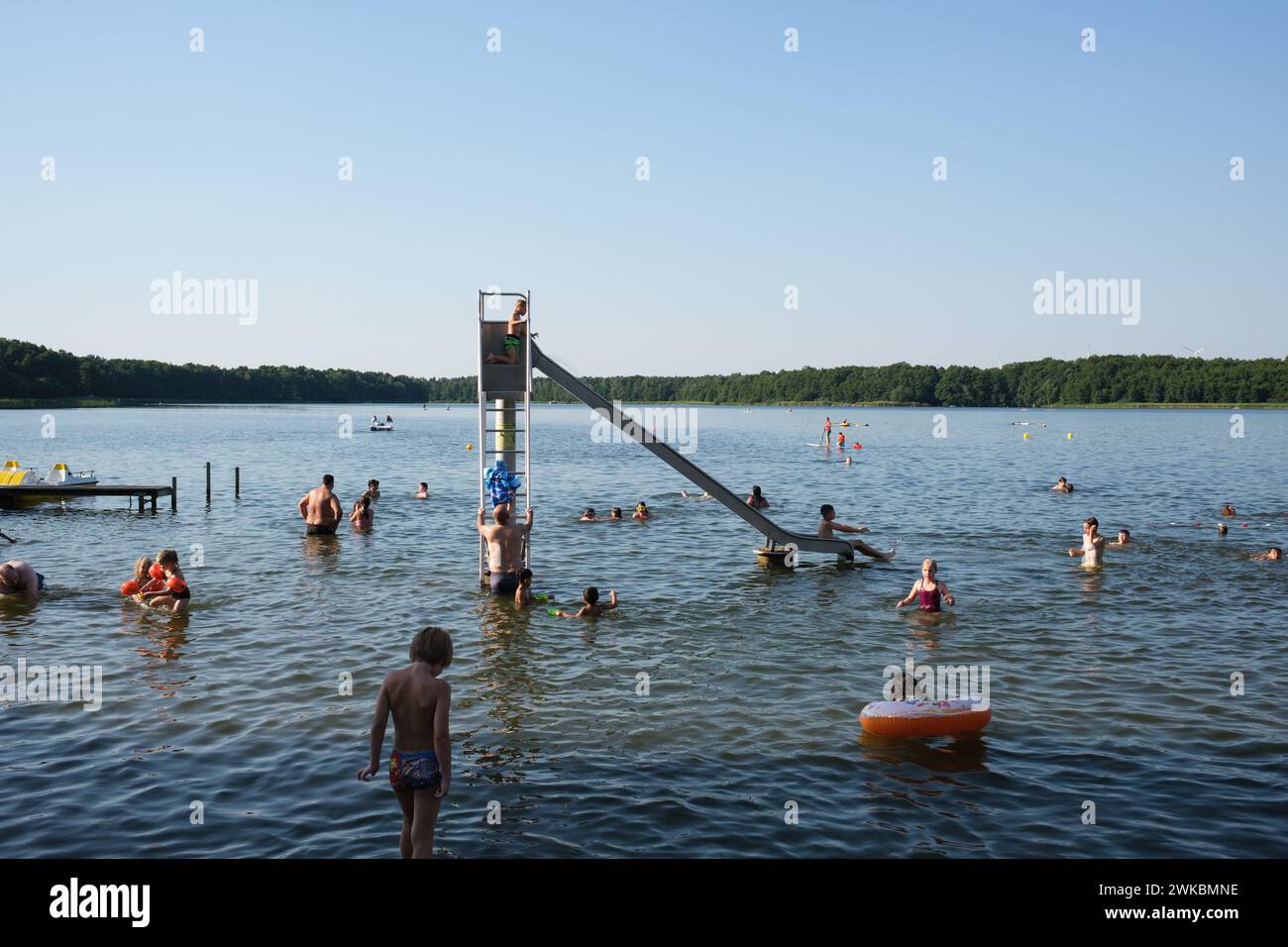 Riesiger Badespass im Sommer auf einer Rutsche im Strandbad bei Berlin ...