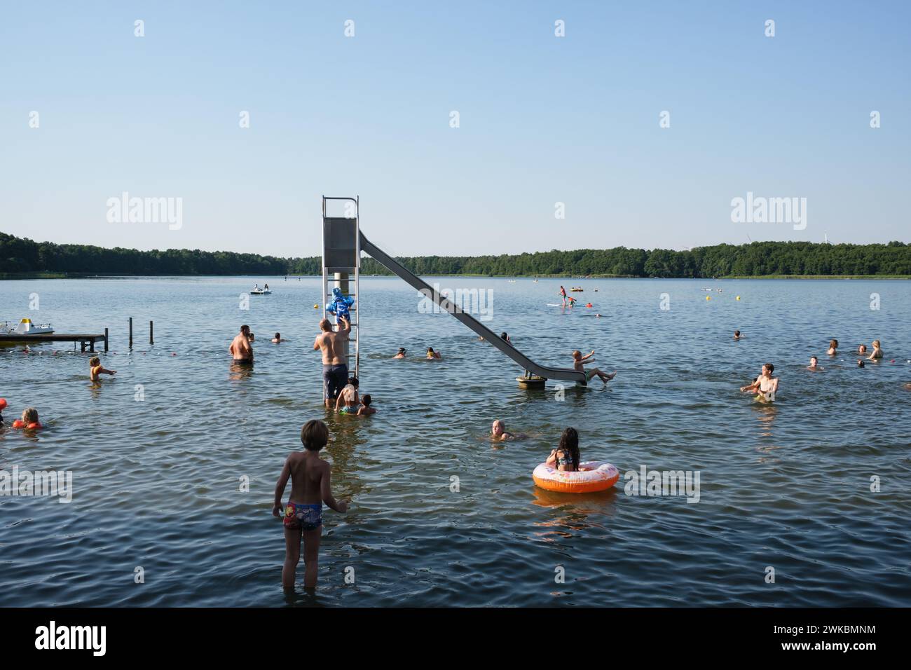 Riesiger Badespass im Sommer auf einer Rutsche im Strandbad bei Berlin ...