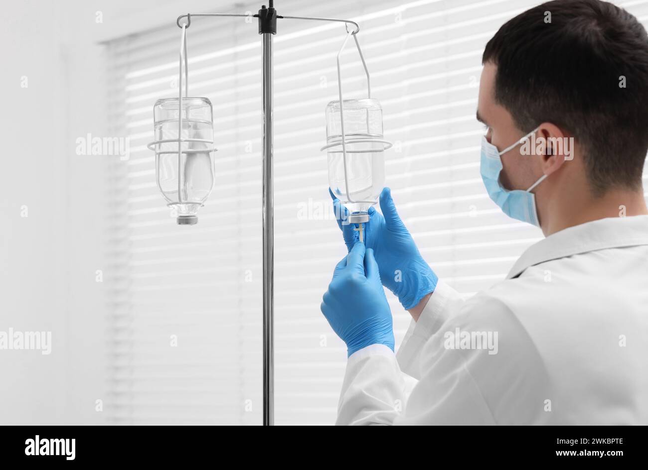 Doctor setting up iv hi-res stock photography and images - Alamy