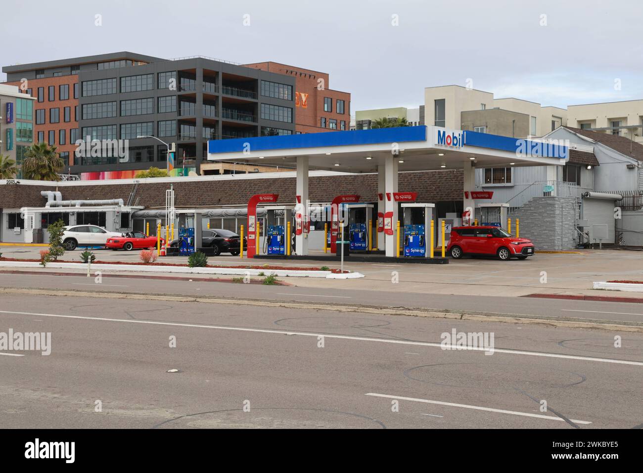 Mobil service station hi-res stock photography and images - Alamy