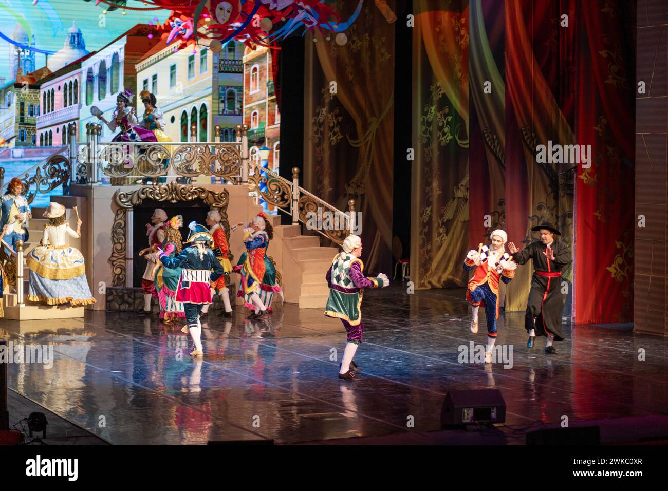Actors singing hi-res stock photography and images - Alamy
