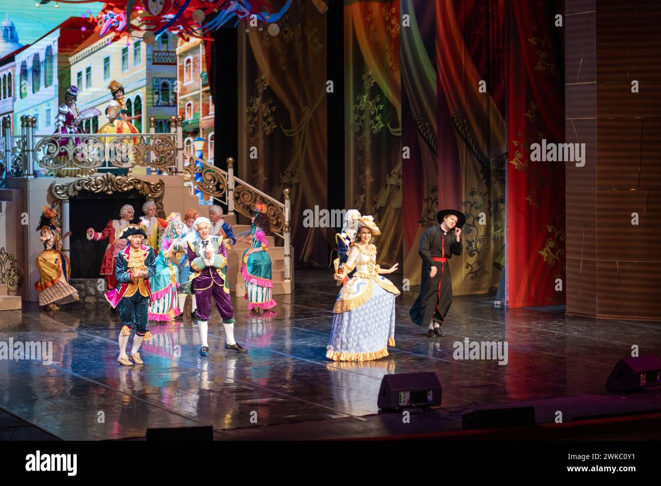 Actresses and actors acting and singing in the musical Stock Photo - Alamy