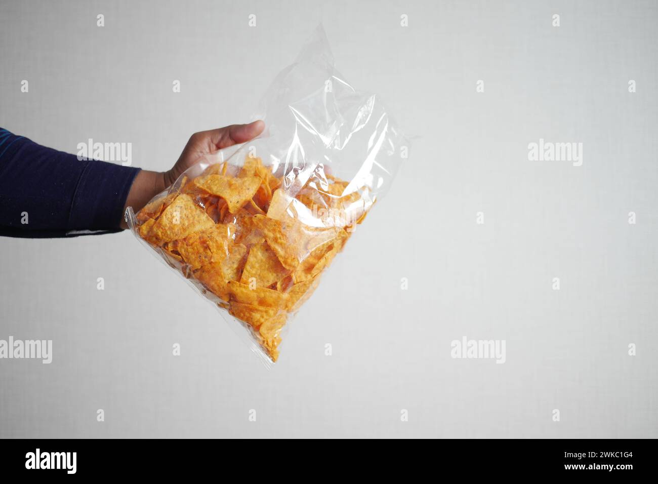 Holding packet of chips hi-res stock photography and images - Alamy
