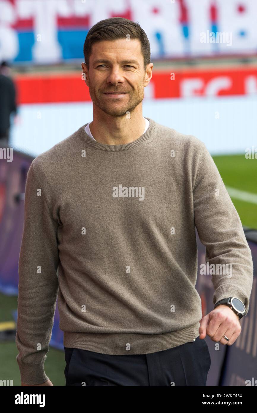 Football match, coach Xabier ALONSO Bayer Leverkusen smiling and self ...